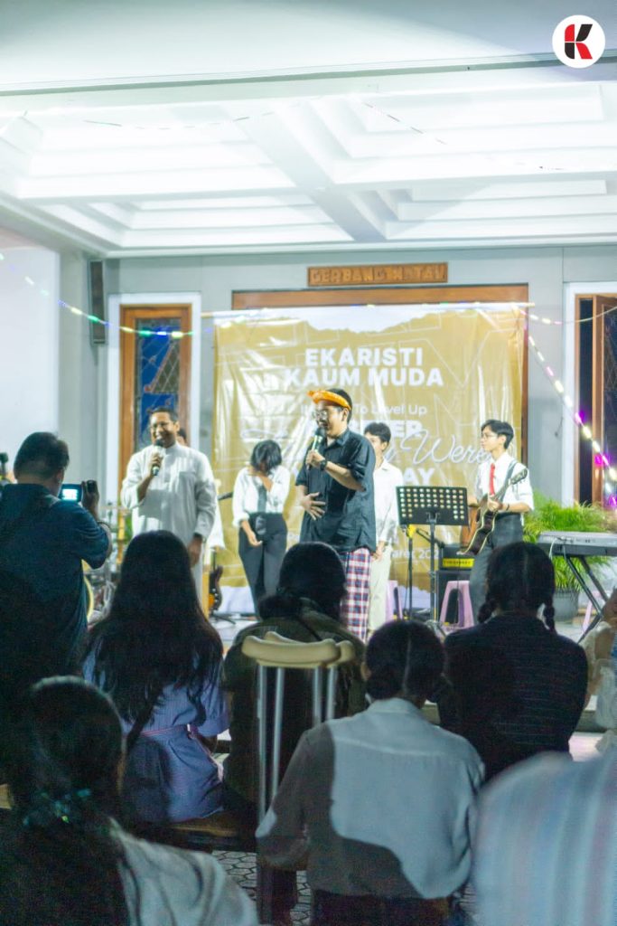 Glow! Up, Ekaristi Kaum Muda OMK Paroki Banyumanik – GEREJA SANTA MARIA FATIMA BANYUMANIK